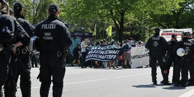 Schwarzer Block wird bunt: Bruch mit der Tradition | taz.de