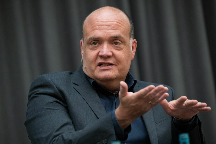 Podcast „Machtwechsel“ nun selbständig: Robin Alexander hört als ...