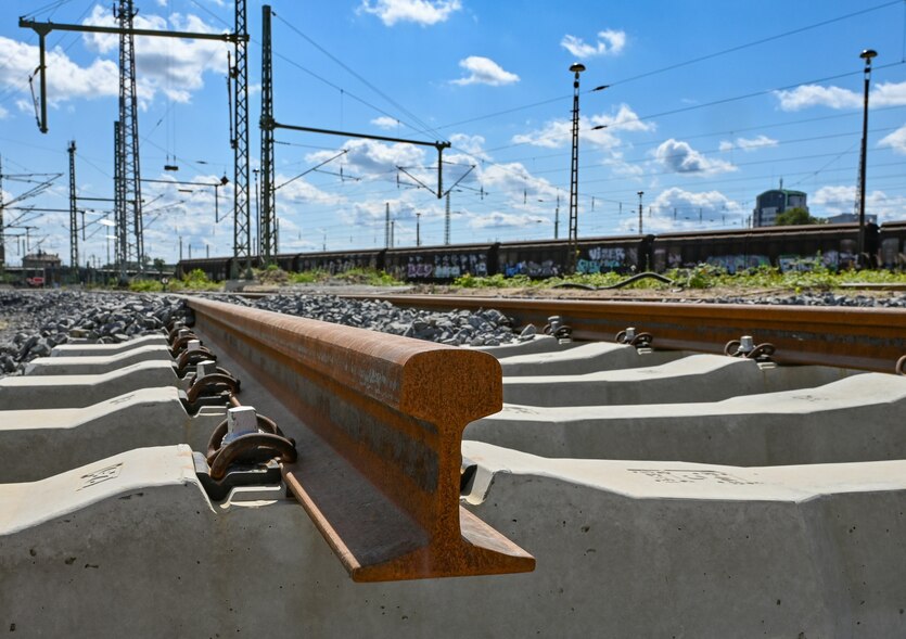 Instandsetzung der Schiene: Bahn will 2026 mehr als 23 Milliarden Euro ...