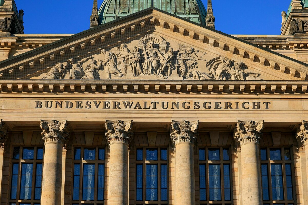 Verbot der „Artgemeinschaft“ bestätigt: Kein Christbaumschmuck mit ...