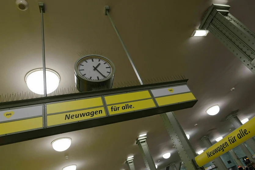Nius-Werbung in Berliner U-Bahn: Kleistern gegen die ...