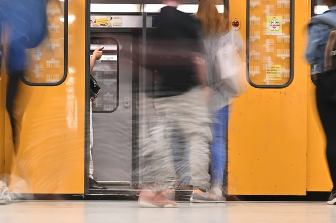 Nius-Werbung in der U-Bahn: BVG gibt Rechtspopulisten eine Bühne und ...